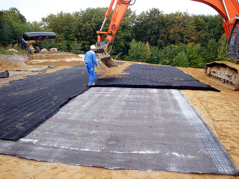 Geotextile surface sealing of landfills