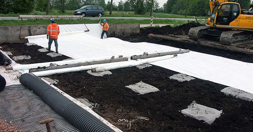 Geogrid for reinforcement over vertical support elements